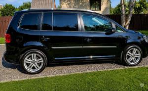 Melns Volkswagen Touran 2014 Kauņa, ar dzinēja tilpumu 1.60 L un nobraukumu 350 tūkst. km par 4650 €, foto 3 vietnē AUTOMOTO.COM.LV