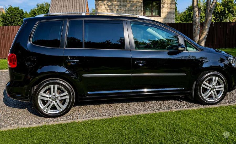 Melns Volkswagen Touran 2014 Kauņa, ar dzinēja tilpumu 1.60 L un nobraukumu 350 tūkst. km par 4650 €, foto 3 vietnē AUTOMOTO.COM.LV