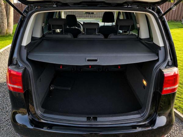 Melns Volkswagen Touran 2014 Kauņa, ar dzinēja tilpumu 1.60 L un nobraukumu 350 tūkst. km par 4650 €, foto 8 vietnē AUTOMOTO.COM.LV