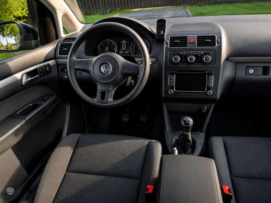 Melns Volkswagen Touran 2014 Kauņa, ar dzinēja tilpumu 1.60 L un nobraukumu 350 tūkst. km par 4650 €, foto 10 vietnē AUTOMOTO.COM.LV