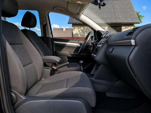 Melns Volkswagen Touran 2014 Kauņa, ar dzinēja tilpumu 1.60 L un nobraukumu 350 tūkst. km par 4650 €, foto 10 vietnē AUTOMOTO.COM.LV