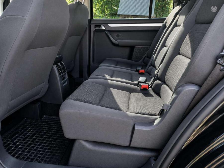 Melns Volkswagen Touran 2014 Kauņa, ar dzinēja tilpumu 1.60 L un nobraukumu 350 tūkst. km par 4650 €, foto 12 vietnē AUTOMOTO.COM.LV