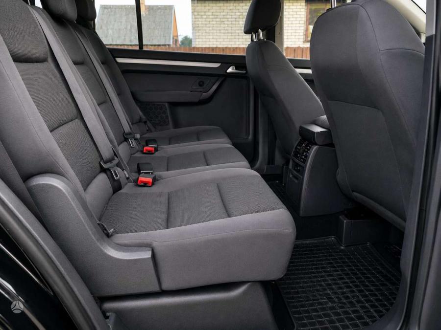 Melns Volkswagen Touran 2014 Kauņa, ar dzinēja tilpumu 1.60 L un nobraukumu 350 tūkst. km par 4650 €, foto 13 vietnē AUTOMOTO.COM.LV