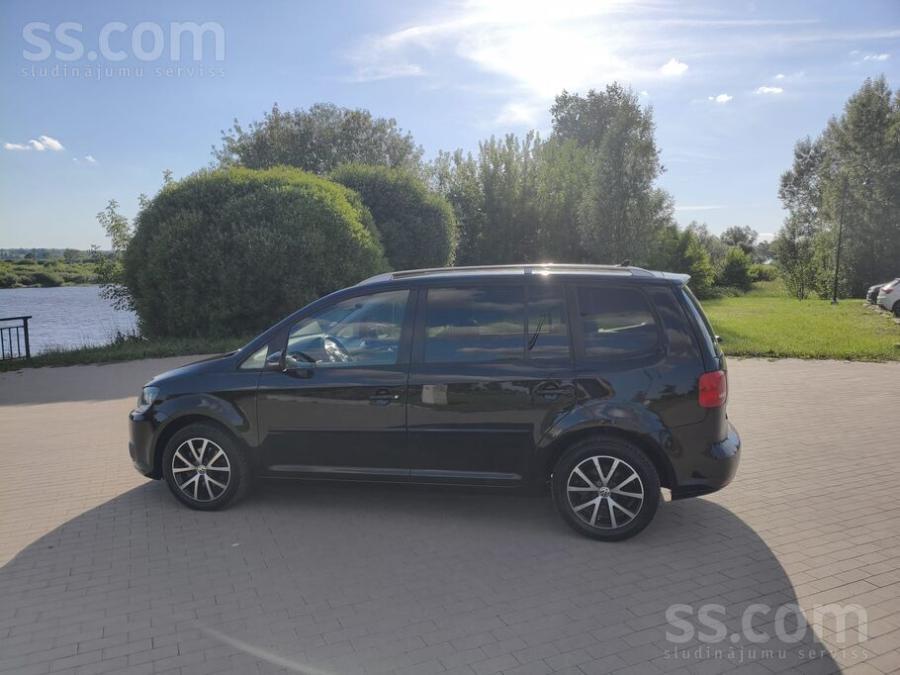 Melns Volkswagen Touran 2014 Daugavpils, ar dzinēja tilpumu 1.60 L un nobraukumu 226 tūkst. km par 6750 €, foto 1 vietnē AUTOMOTO.COM.LV
