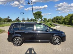 Melns Volkswagen Touran 2014 Daugavpils, ar dzinēja tilpumu 1.60 L un nobraukumu 226 tūkst. km par 6750 €, foto 3 vietnē AUTOMOTO.COM.LV