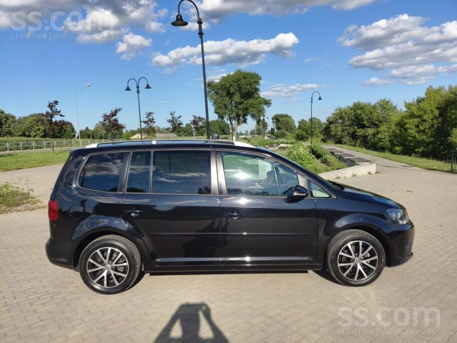 Melns Volkswagen Touran 2014 Daugavpils, ar dzinēja tilpumu 1.60 L un nobraukumu 226 tūkst. km par 6750 €, foto 3 vietnē AUTOMOTO.COM.LV
