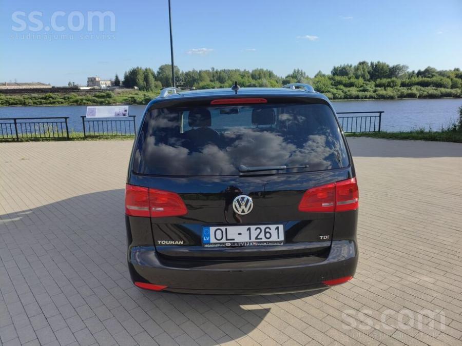 Melns Volkswagen Touran 2014 Daugavpils, ar dzinēja tilpumu 1.60 L un nobraukumu 226 tūkst. km par 6750 €, foto 4 vietnē AUTOMOTO.COM.LV
