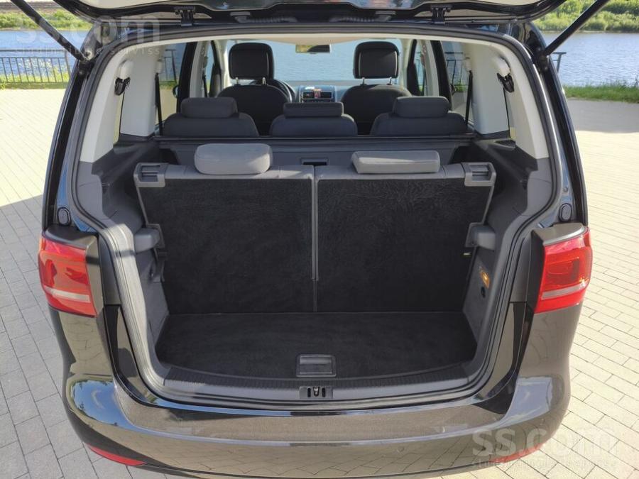 Melns Volkswagen Touran 2014 Daugavpils, ar dzinēja tilpumu 1.60 L un nobraukumu 226 tūkst. km par 6750 €, foto 6 vietnē AUTOMOTO.COM.LV