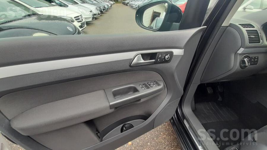 Black Volkswagen Touran 2014 in Riga, with an engine capacity of 1.20 L and mileage of 220 thousand km for 6500 €, photo 15 on AUTOMOTO.COM.LV