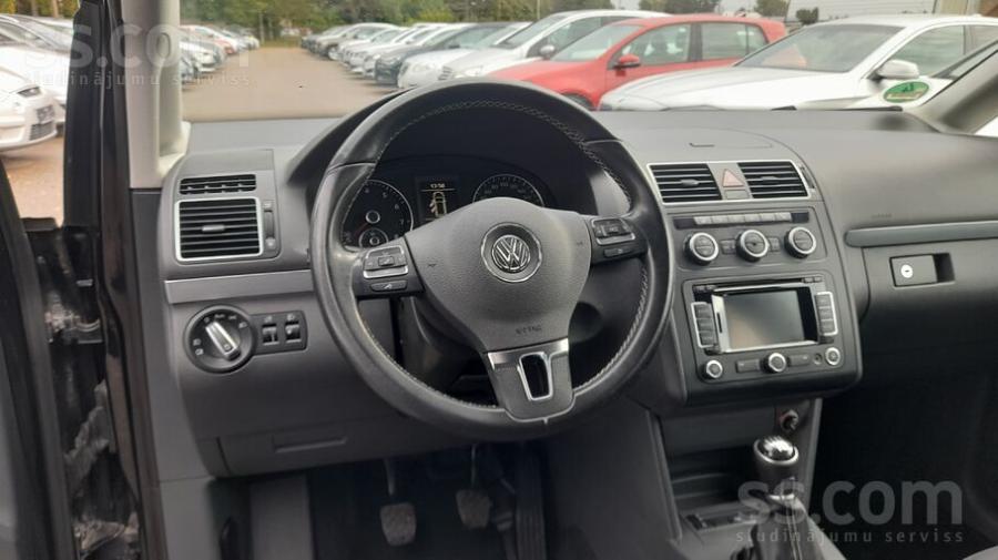Black Volkswagen Touran 2014 in Riga, with an engine capacity of 1.20 L and mileage of 220 thousand km for 6500 €, photo 19 on AUTOMOTO.COM.LV
