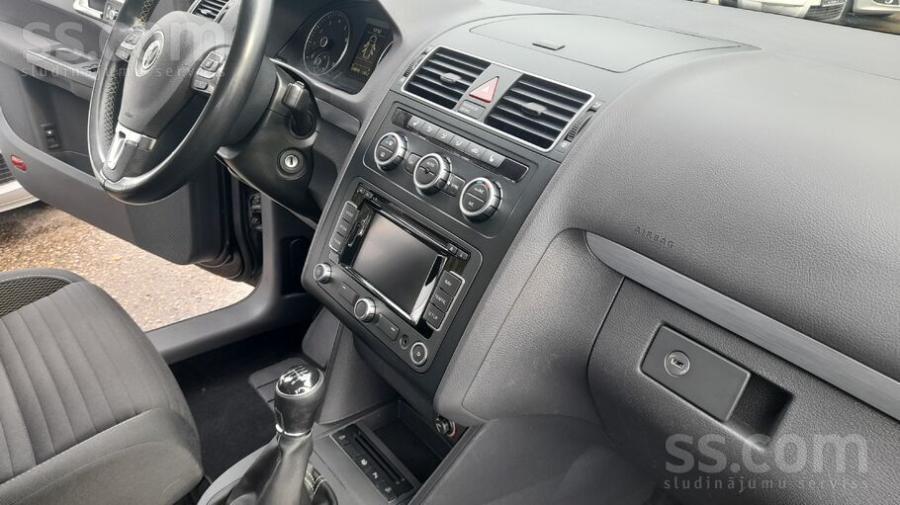 Black Volkswagen Touran 2014 in Riga, with an engine capacity of 1.20 L and mileage of 220 thousand km for 6500 €, photo 24 on AUTOMOTO.COM.LV