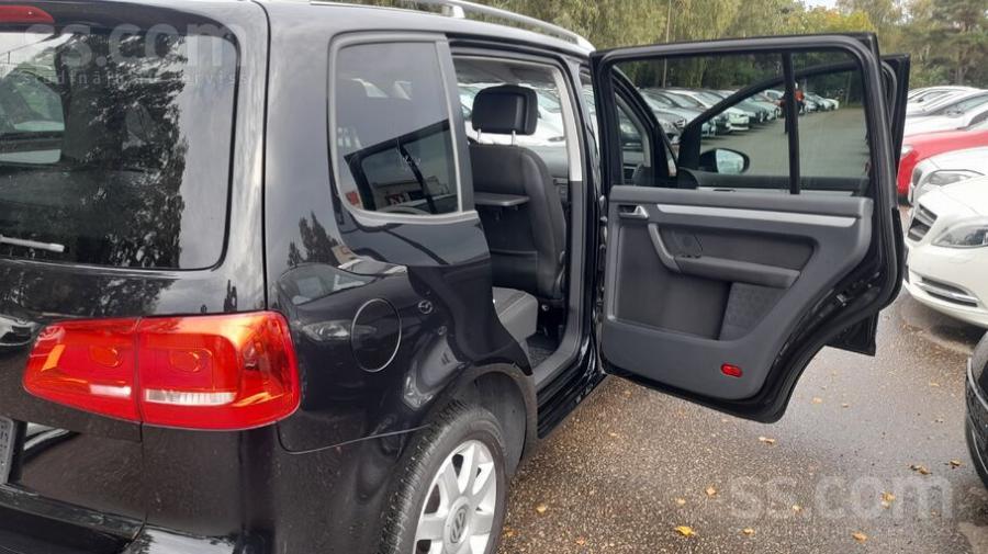 Black Volkswagen Touran 2014 in Riga, with an engine capacity of 1.20 L and mileage of 220 thousand km for 6500 €, photo 34 on AUTOMOTO.COM.LV