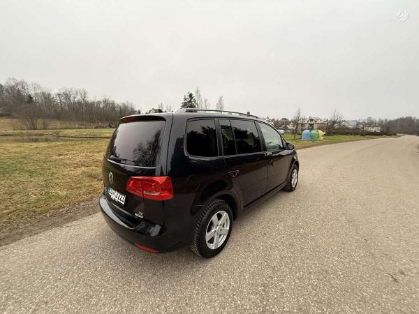 Black Volkswagen Touran 2015 in Utena, with an engine capacity of 1.60 L and mileage of 212 thousand km for 6700 €, photo 4 on AUTOMOTO.COM.LV
