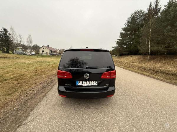 Black Volkswagen Touran 2015 in Utena, with an engine capacity of 1.60 L and mileage of 212 thousand km for 6700 €, photo 5 on AUTOMOTO.COM.LV