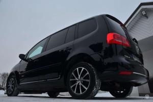 Melns Volkswagen Touran 2015 Kauņa, ar dzinēja tilpumu 2.00 L un nobraukumu 230 tūkst. km par 7650 €, foto 28 vietnē AUTOMOTO.COM.LV