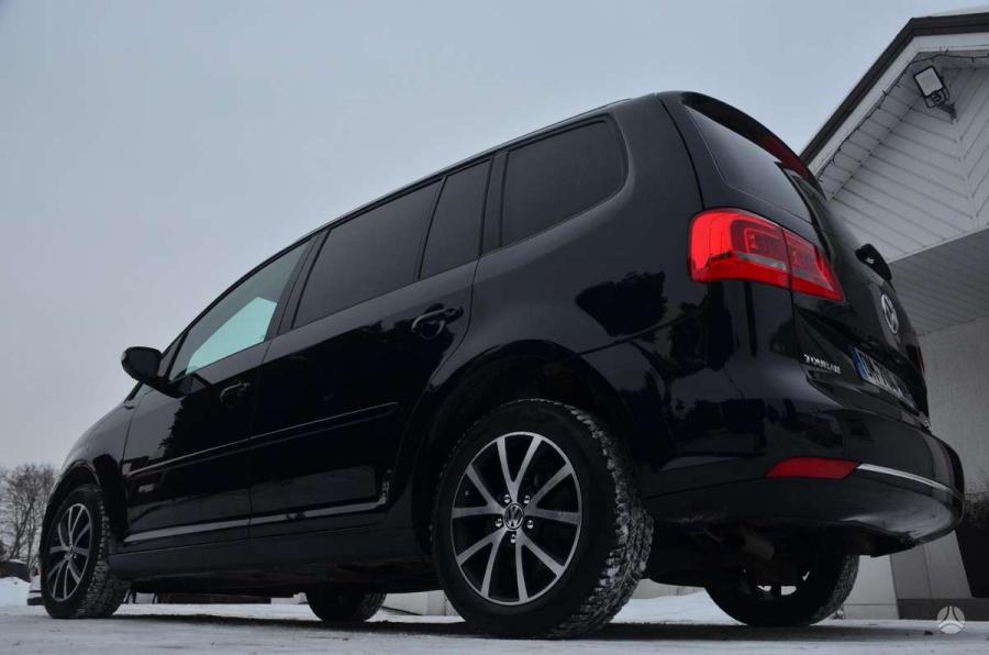 Melns Volkswagen Touran 2015 Kauņa, ar dzinēja tilpumu 2.00 L un nobraukumu 230 tūkst. km par 7650 €, foto 28 vietnē AUTOMOTO.COM.LV