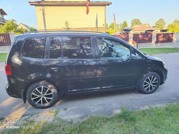 Black Volkswagen Touran 2015 in Vilnius, with an engine capacity of 1.60 L and mileage of 275 thousand km for 8200 €, photo 4 on AUTOMOTO.COM.LV