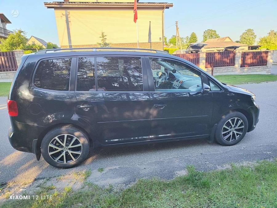 Melns Volkswagen Touran 2015 Viļņa, ar dzinēja tilpumu 1.60 L un nobraukumu 275 tūkst. km par 8200 €, foto 5 vietnē AUTOMOTO.COM.LV