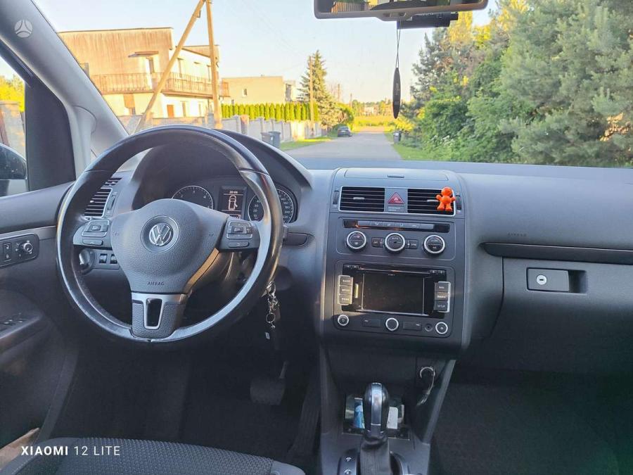 Melns Volkswagen Touran 2015 Viļņa, ar dzinēja tilpumu 1.60 L un nobraukumu 275 tūkst. km par 8200 €, foto 10 vietnē AUTOMOTO.COM.LV