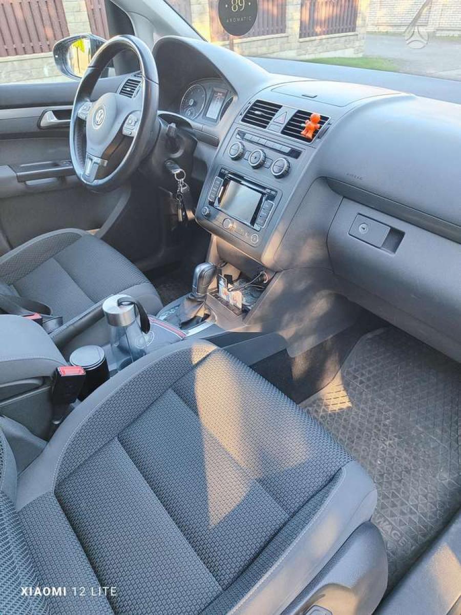 Melns Volkswagen Touran 2015 Viļņa, ar dzinēja tilpumu 1.60 L un nobraukumu 275 tūkst. km par 8200 €, foto 11 vietnē AUTOMOTO.COM.LV