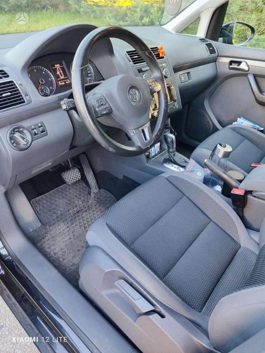 Melns Volkswagen Touran 2015 Viļņa, ar dzinēja tilpumu 1.60 L un nobraukumu 275 tūkst. km par 8200 €, foto 13 vietnē AUTOMOTO.COM.LV