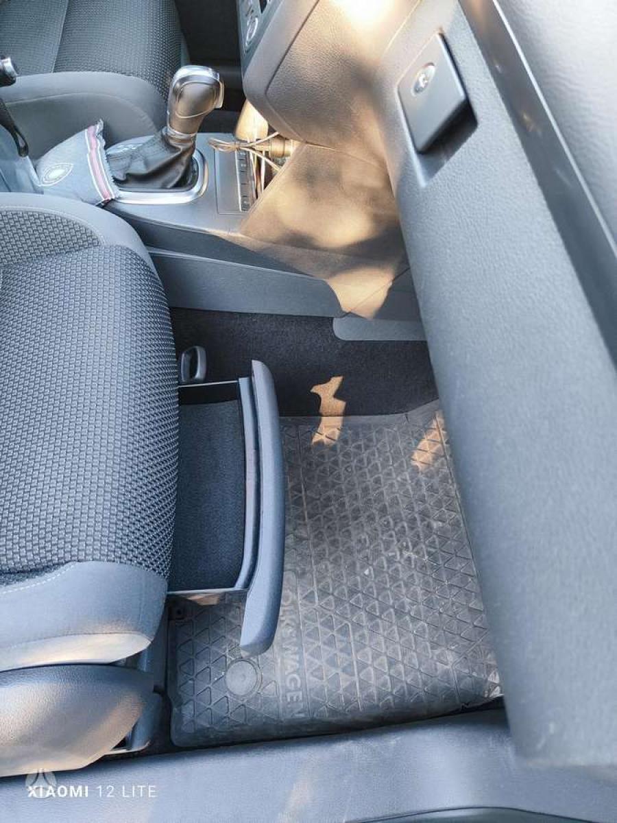 Melns Volkswagen Touran 2015 Viļņa, ar dzinēja tilpumu 1.60 L un nobraukumu 275 tūkst. km par 8200 €, foto 21 vietnē AUTOMOTO.COM.LV