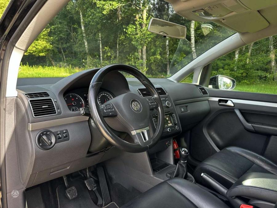 Melns Volkswagen Touran 2015 Kauņa, ar dzinēja tilpumu 1.60 L un nobraukumu 242 tūkst. km par 7100 €, foto 10 vietnē AUTOMOTO.COM.LV