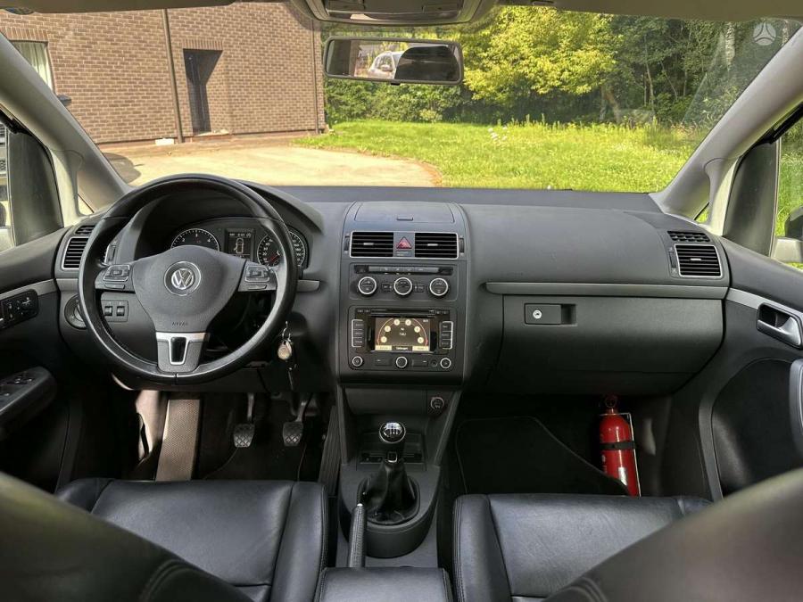 Melns Volkswagen Touran 2015 Kauņa, ar dzinēja tilpumu 1.60 L un nobraukumu 242 tūkst. km par 7100 €, foto 15 vietnē AUTOMOTO.COM.LV