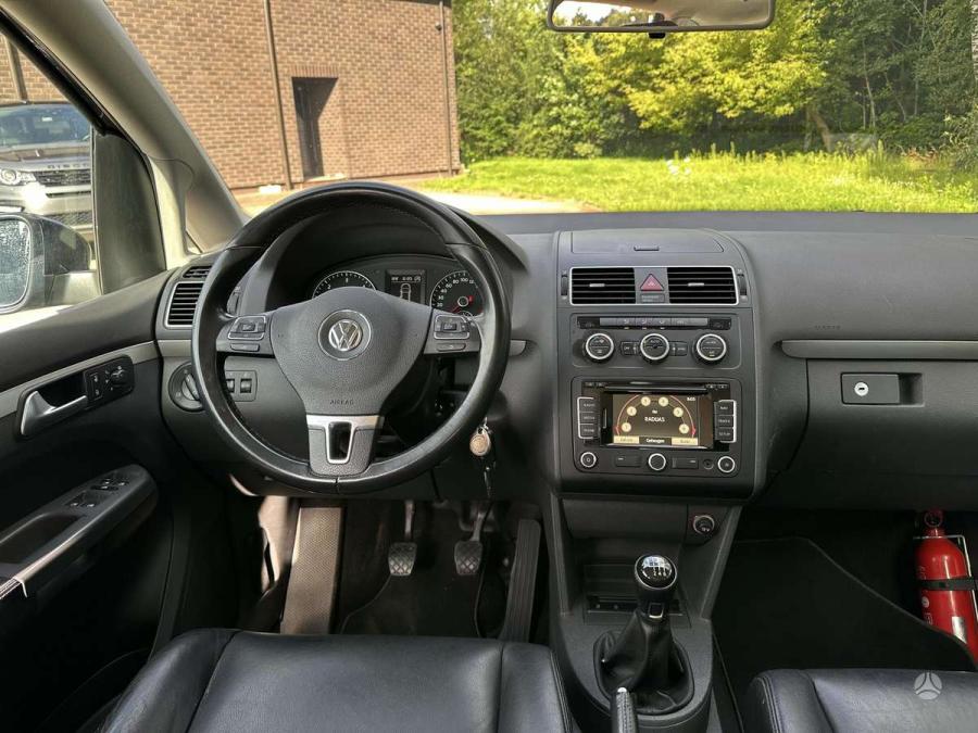 Melns Volkswagen Touran 2015 Kauņa, ar dzinēja tilpumu 1.60 L un nobraukumu 242 tūkst. km par 7100 €, foto 16 vietnē AUTOMOTO.COM.LV