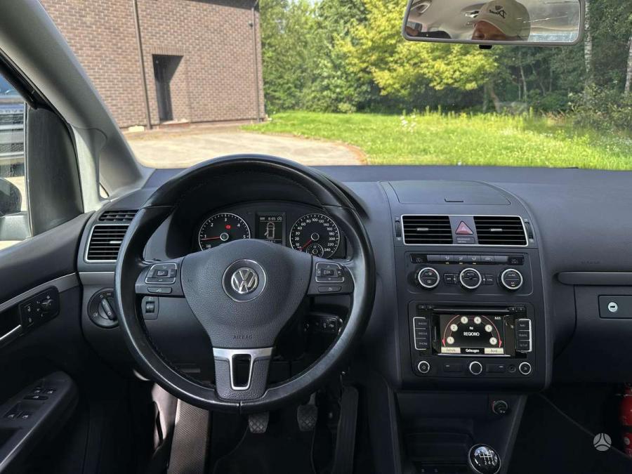 Melns Volkswagen Touran 2015 Kauņa, ar dzinēja tilpumu 1.60 L un nobraukumu 242 tūkst. km par 7100 €, foto 17 vietnē AUTOMOTO.COM.LV