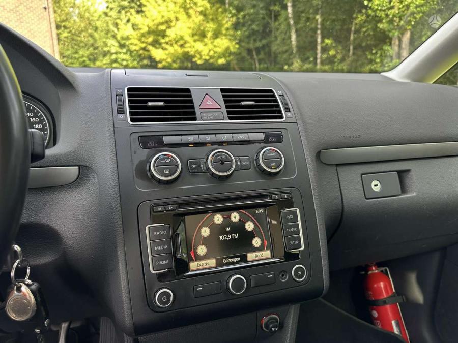 Melns Volkswagen Touran 2015 Kauņa, ar dzinēja tilpumu 1.60 L un nobraukumu 242 tūkst. km par 7100 €, foto 20 vietnē AUTOMOTO.COM.LV