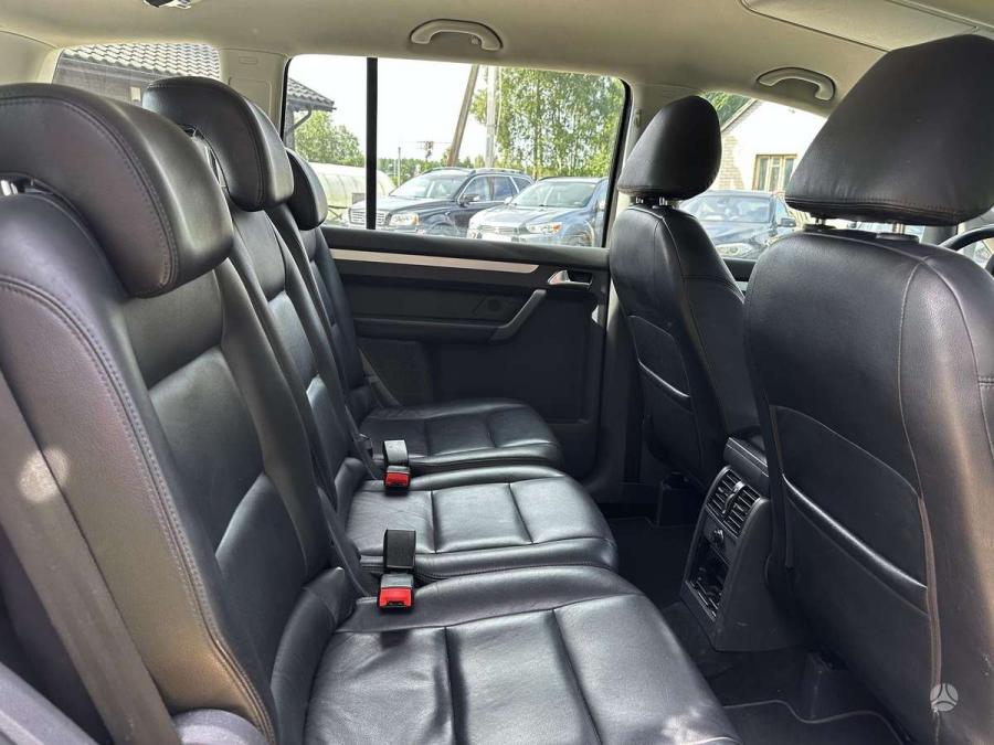 Melns Volkswagen Touran 2015 Kauņa, ar dzinēja tilpumu 1.60 L un nobraukumu 242 tūkst. km par 7100 €, foto 22 vietnē AUTOMOTO.COM.LV