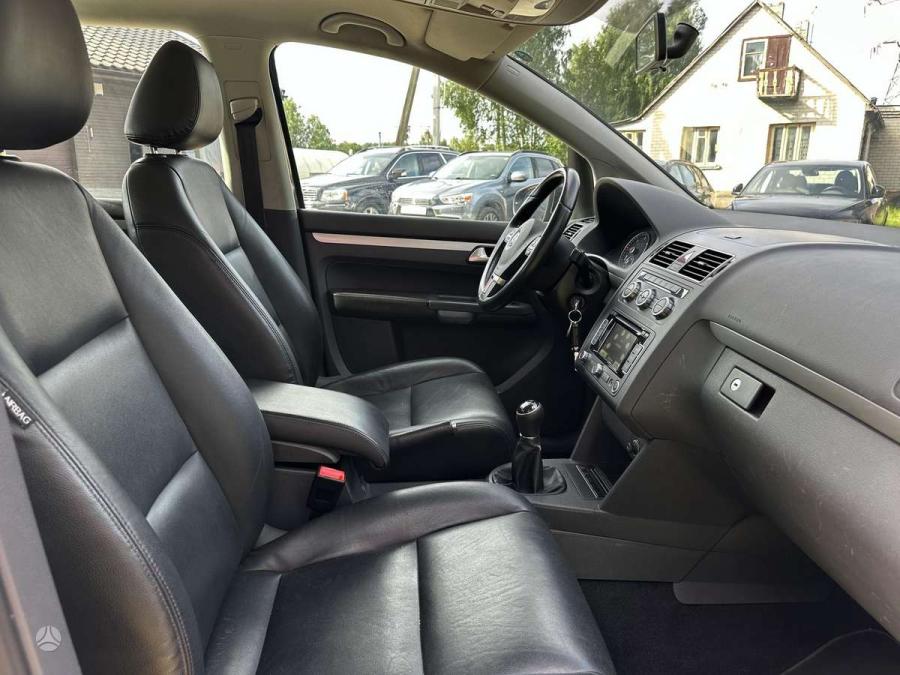 Melns Volkswagen Touran 2015 Kauņa, ar dzinēja tilpumu 1.60 L un nobraukumu 242 tūkst. km par 7100 €, foto 23 vietnē AUTOMOTO.COM.LV