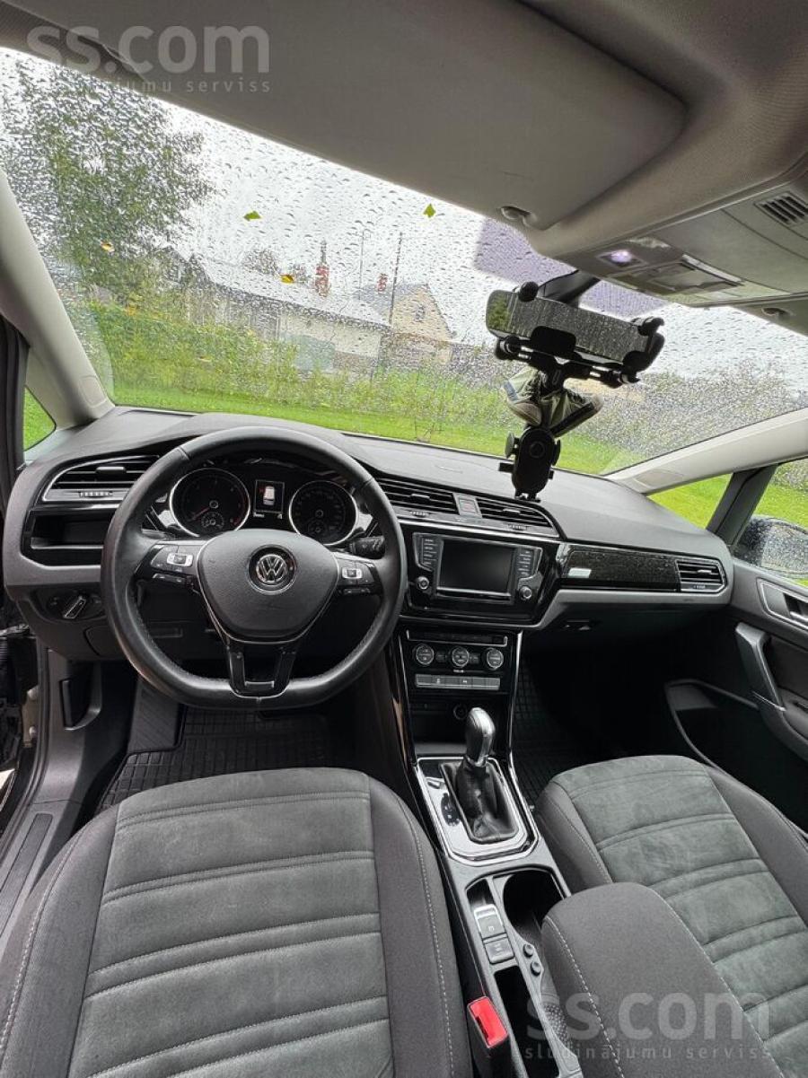 Melns Volkswagen Touran 2015 Rīga, ar dzinēja tilpumu 1.60 L un nobraukumu 290 tūkst. km par 9900 €, foto 9 vietnē AUTOMOTO.COM.LV