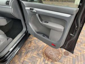 Melns Volkswagen Touran 2015 Marijampole, ar dzinēja tilpumu 1.97 L un nobraukumu 282 tūkst. km par 6350 €, foto 18 vietnē AUTOMOTO.COM.LV