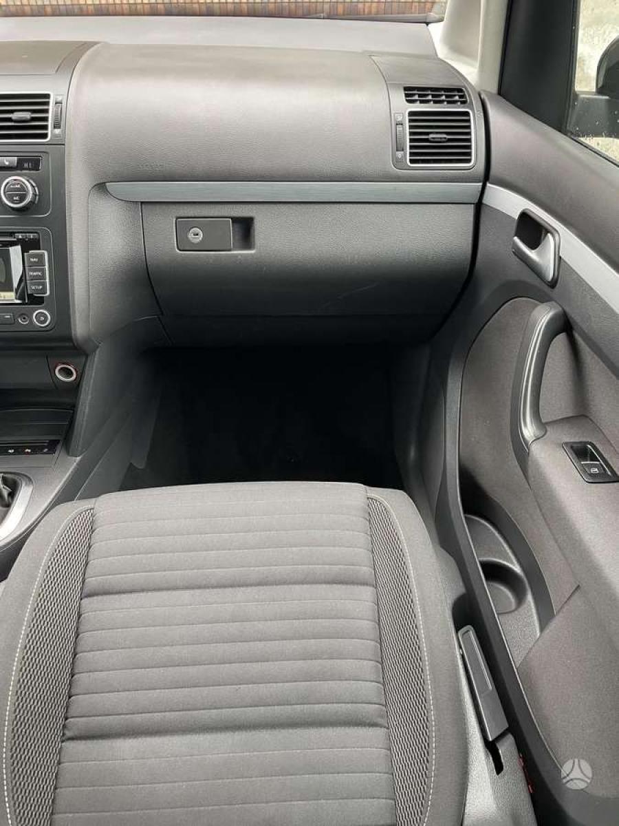 Melns Volkswagen Touran 2015 Marijampole, ar dzinēja tilpumu 1.97 L un nobraukumu 282 tūkst. km par 6350 €, foto 31 vietnē AUTOMOTO.COM.LV