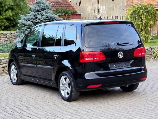 Black Volkswagen Touran 2015 in Kedainiai, with an engine capacity of 1.60 L and mileage of 263 thousand km for 6650 €, photo 6 on AUTOMOTO.COM.LV
