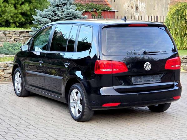 Black Volkswagen Touran 2015 in Kedainiai, with an engine capacity of 1.60 L and mileage of 263 thousand km for 6650 €, photo 7 on AUTOMOTO.COM.LV