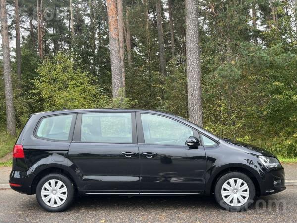 Volkswagen Touran 2015 in Valmiera on AUTOMOTO.COM.LV Black Volkswagen Touran 2015 in Valmiera, with an engine capacity of 2.00 L and mileage of 0 thousand km for 8800 €, photo 3 on AUTOMOTO.COM.LV