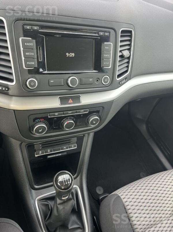 Volkswagen Touran 2015 in Valmiera on AUTOMOTO.COM.LV Black Volkswagen Touran 2015 in Valmiera, with an engine capacity of 2.00 L and mileage of 0 thousand km for 8800 €, photo 9 on AUTOMOTO.COM.LV