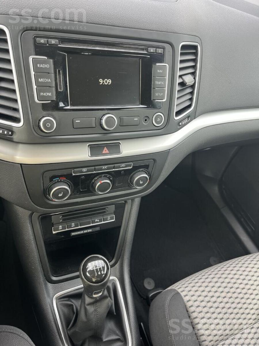 Melns Volkswagen Touran 2015 Valmiera, ar dzinēja tilpumu 2.00 L un nobraukumu 0 tūkst. km par 8800 €, foto 9 vietnē AUTOMOTO.COM.LV