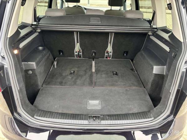 Black Volkswagen Touran 2016 in Taurage, with an engine capacity of 1.60 L and mileage of 250 thousand km for 9900 €, photo 11 on AUTOMOTO.COM.LV