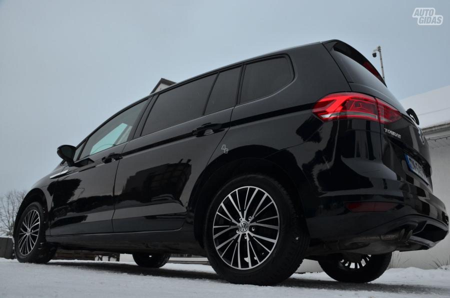 Melns Volkswagen Touran 2016 Kauņa, ar dzinēja tilpumu 2.00 L un nobraukumu 198 tūkst. km par 9850 €, foto 18 vietnē AUTOMOTO.COM.LV