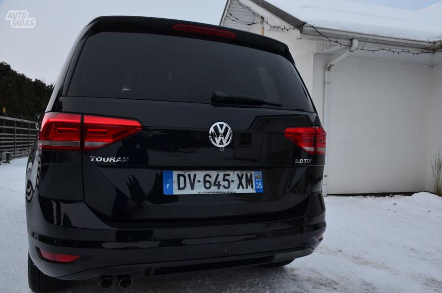 Melns Volkswagen Touran 2016 Kauņa, ar dzinēja tilpumu 2.00 L un nobraukumu 198 tūkst. km par 9850 €, foto 29 vietnē AUTOMOTO.COM.LV