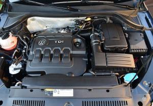 Black Volkswagen Touran 2016 in Kaunas, with an engine capacity of 2.00 L and mileage of 198 thousand km for 9850 €, photo 8 on AUTOMOTO.COM.LV