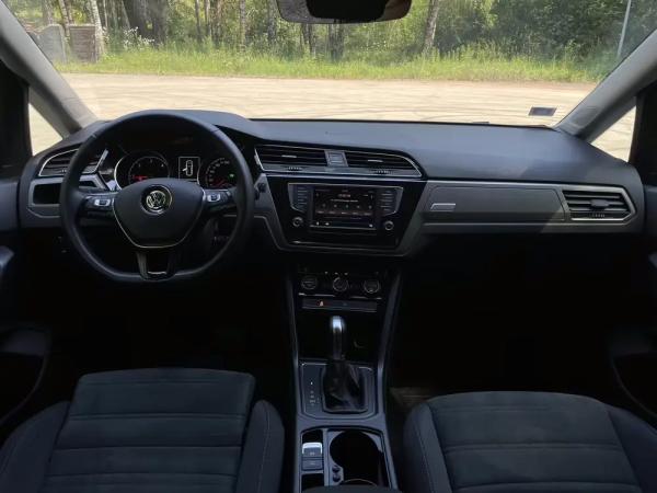Melns Volkswagen Touran 2016 Rīga, ar dzinēja tilpumu 2.00 L un nobraukumu 154 tūkst. km par 9990 €, foto 9 vietnē AUTOMOTO.COM.LV