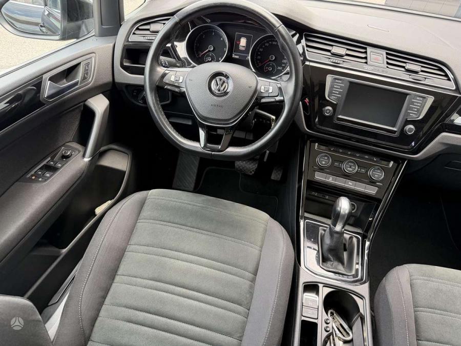 Melns Volkswagen Touran 2016 Kauņa, ar dzinēja tilpumu 2.00 L un nobraukumu 240 tūkst. km par 12900 €, foto 13 vietnē AUTOMOTO.COM.LV