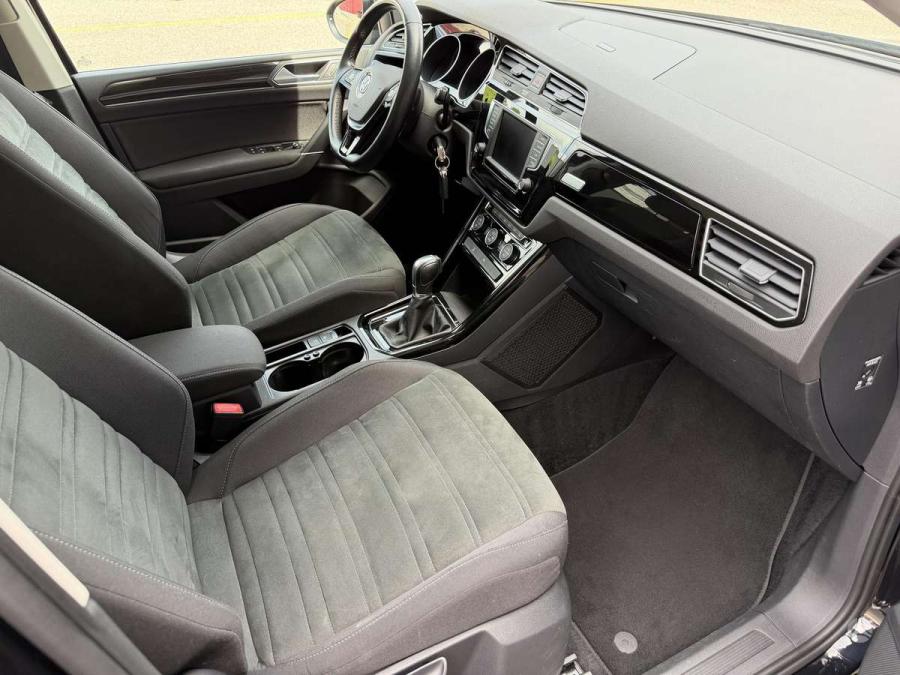 Melns Volkswagen Touran 2016 Kauņa, ar dzinēja tilpumu 2.00 L un nobraukumu 240 tūkst. km par 12900 €, foto 16 vietnē AUTOMOTO.COM.LV