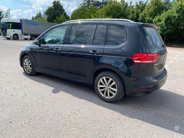 Black Volkswagen Touran 2016 in Raseiniai, with an engine capacity of 1.60 L and mileage of 298 thousand km for 7900 €, photo 3 on AUTOMOTO.COM.LV