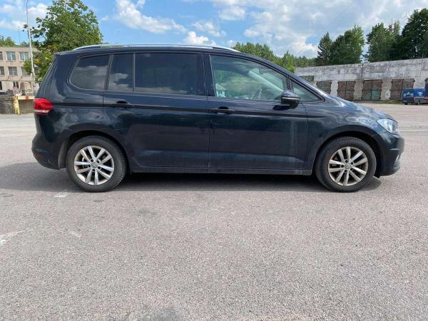 Black Volkswagen Touran 2016 in Raseiniai, with an engine capacity of 1.60 L and mileage of 298 thousand km for 7900 €, photo 7 on AUTOMOTO.COM.LV